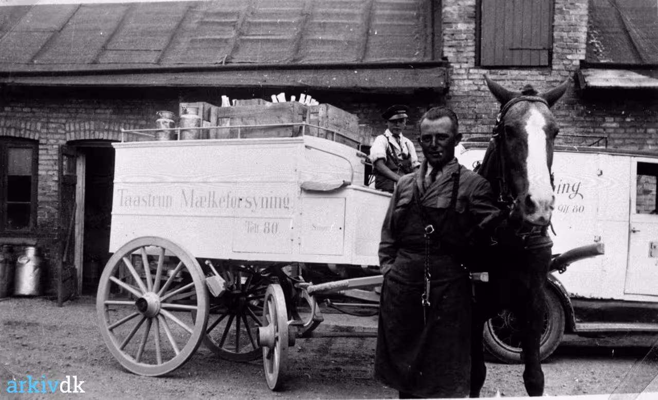 arkiv.dk | Hest forspændt vogn en mand stående ved hesten, samt en mand siddende på vognen ...