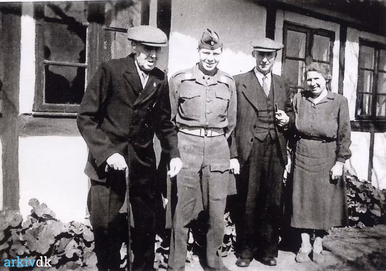 arkiv.dk | Familien foran stuehuset Hessum Bygade 21