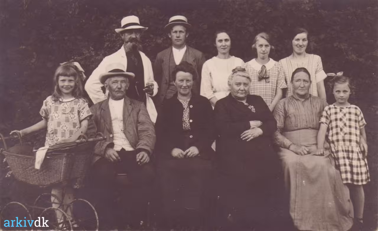 arkiv.dk | Hellemosens Beboer. Jens Frederik, Niels Post,Sofie Post Rigmor,??Karen Post.Ane ...