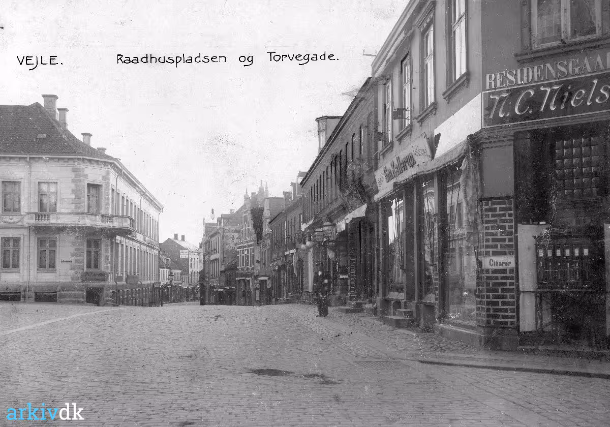 arkiv.dk | Torvegade set fra Rådhustorvet, Vejle, ca. 1900