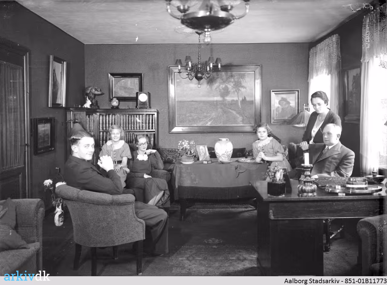 arkiv.dk | Familien Mouritsen samlet i stuen.