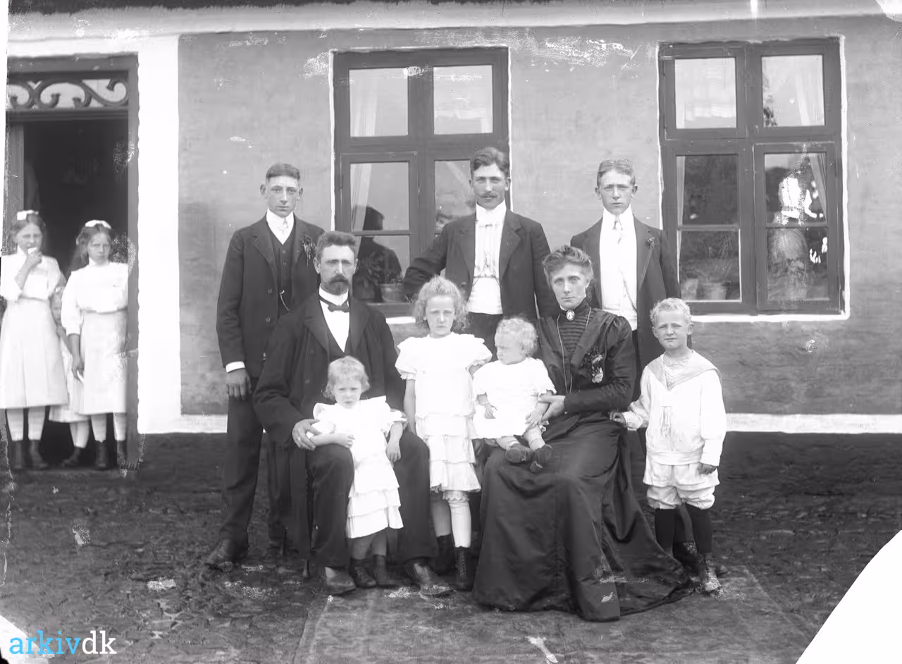 arkiv.dk | Familieportræt - Familien Larsen, Vesterlund, 1910