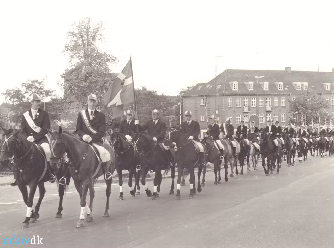 arkiv.dk | Haderslev Ringridning på ringriderpladsen, Gammelting og Haderslev Kaserne.