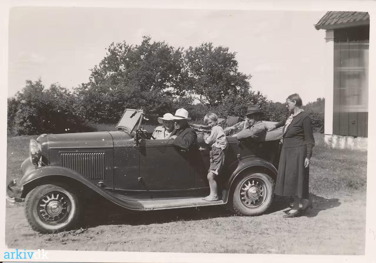 arkiv.dk | Ved åben automobil i Båxhult ses Else Marie og Andreas "Puf" Larsen, Johannes Larsen ...