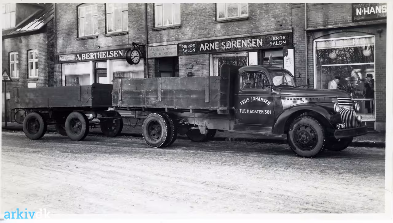 arkiv.dk | Vognmand Friis Johansens lastbil i Østergade, 8370 Hadsten. V7782.