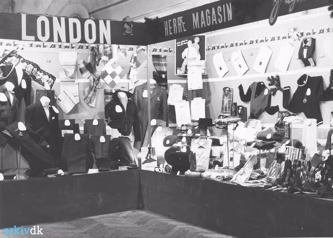 arkiv.dk | Stand med varer fra London Herremagasin på juleudstilling
