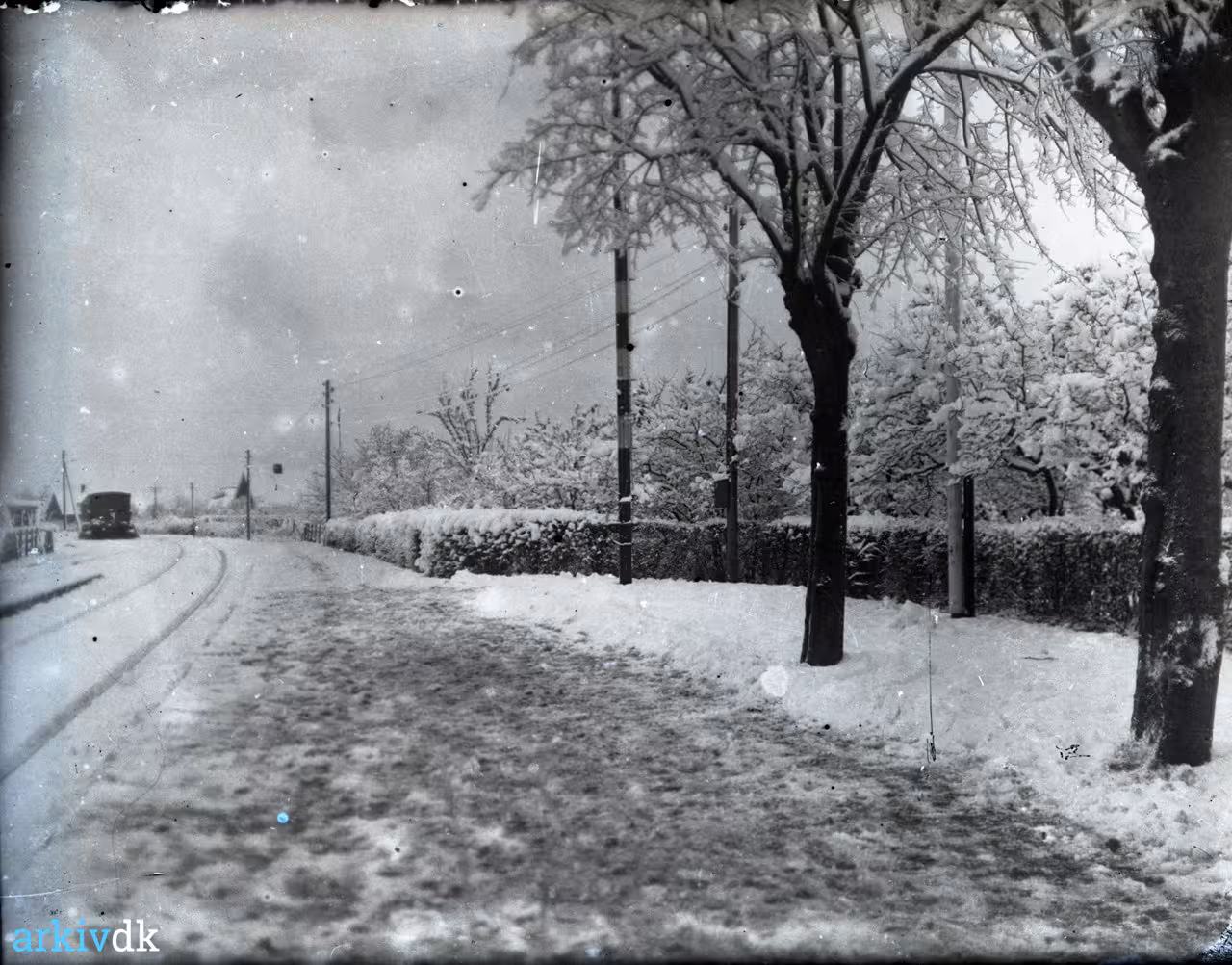 arkiv.dk | Otterup Station. Vinterbillede med sne.