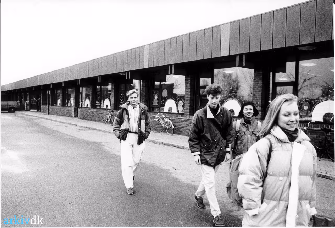 arkiv.dk | Motiv: Elever på vej hjem fra Trørødskolen, Gl. Holtevej 2, Gl. Holte