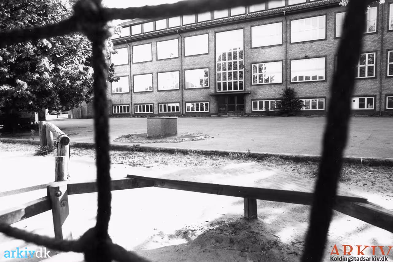 arkiv.dk | Riis Toft Skole, skolegården