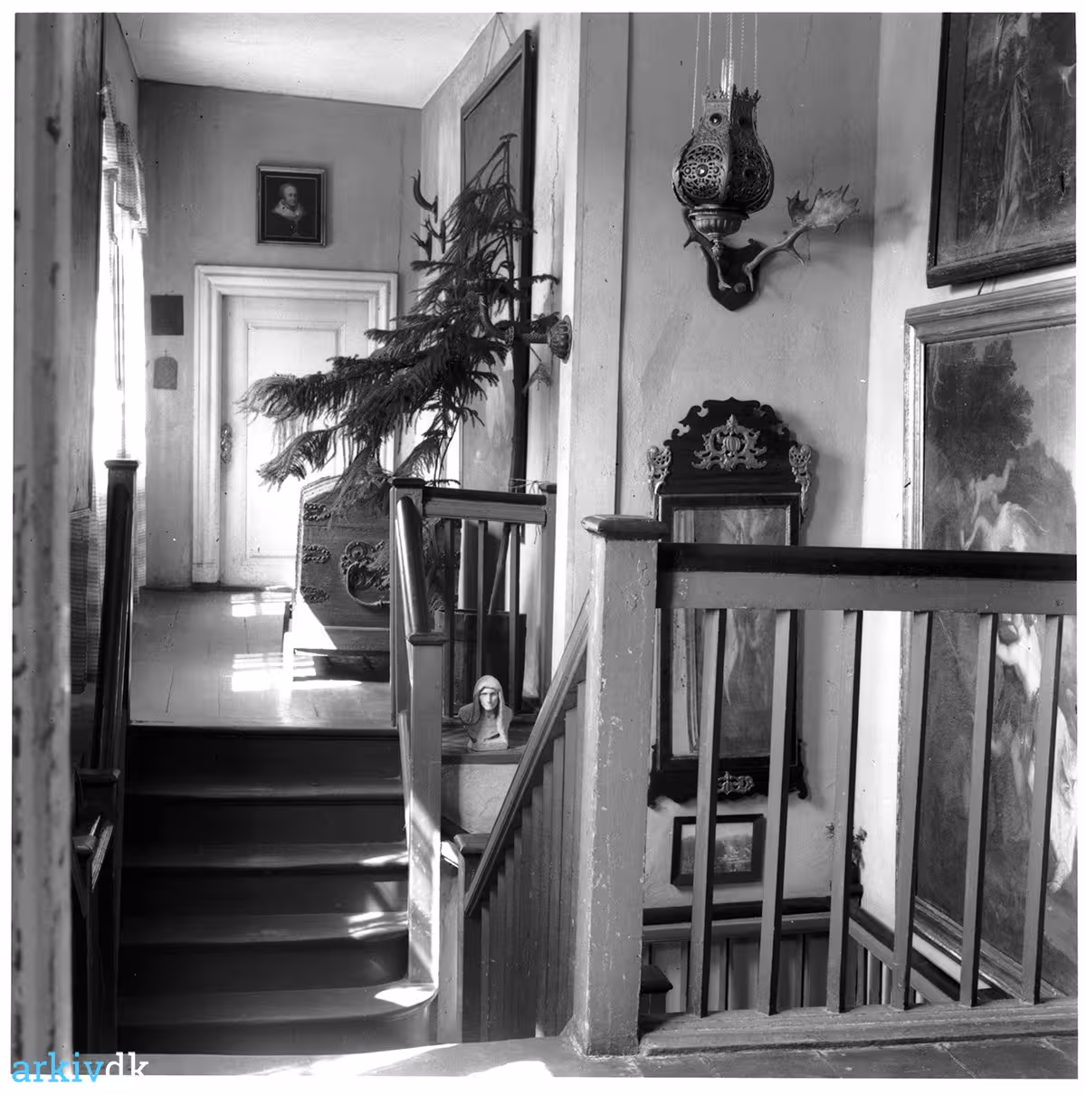 arkiv.dk | Trappeopgang til første etage i hovedbygningen på Moesgaard,