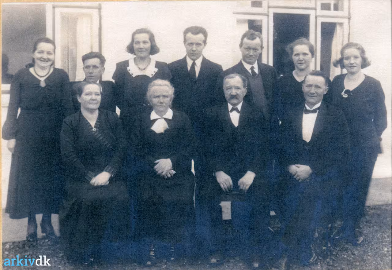 arkiv.dk | Kopi af foto: Gregers og Mette Nielsen med 9 børn. Bagerst fr.v: Signe, Viggo, Elna ...