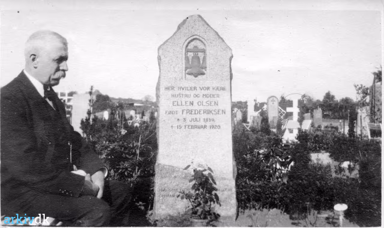 arkiv.dk | Gravsten over Ellen Olsen.
