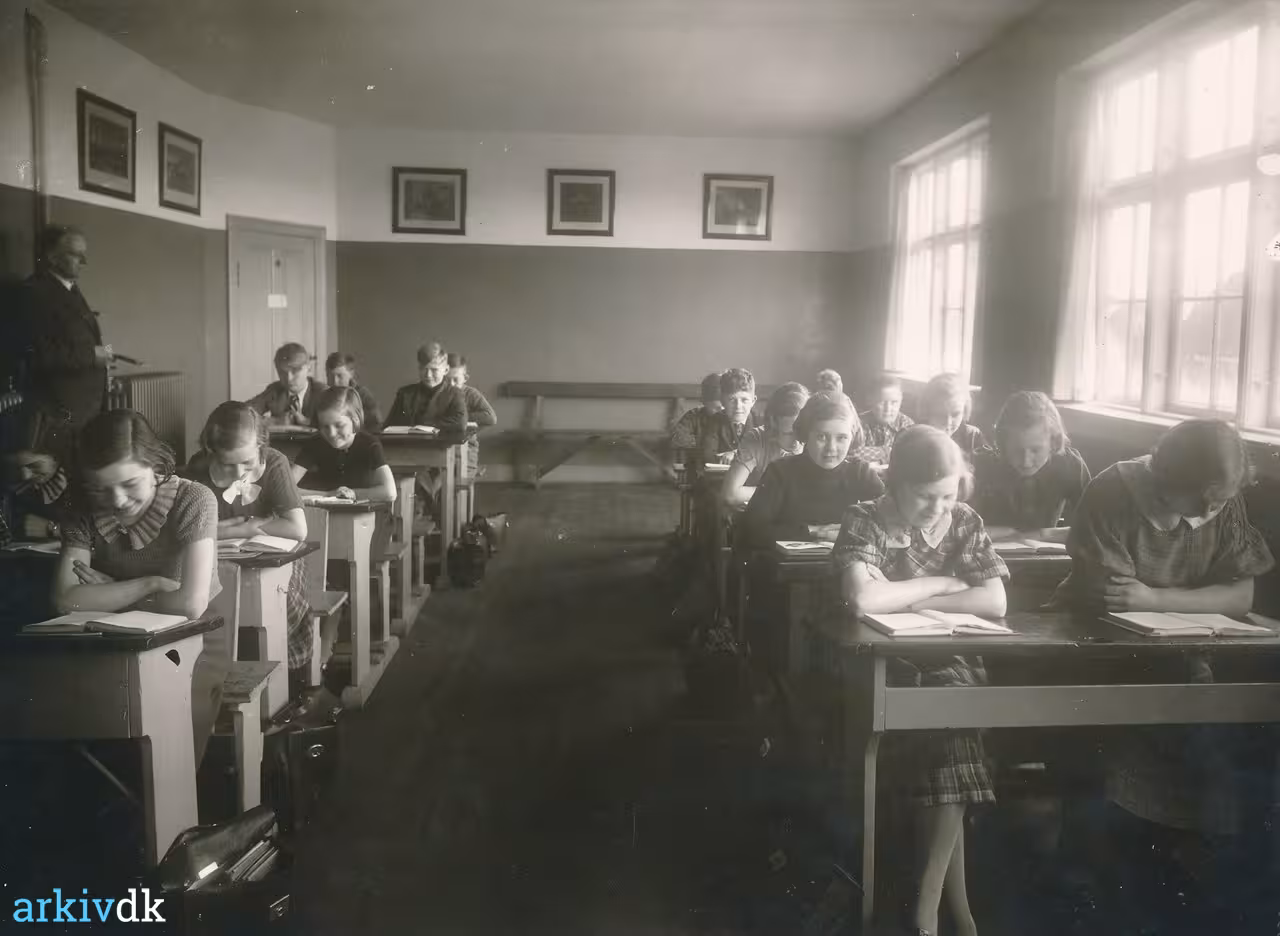 arkiv.dk | Klassefoto "1. mellem" 1935 fra Faxe Private Realskole / Bojesens Realskole.