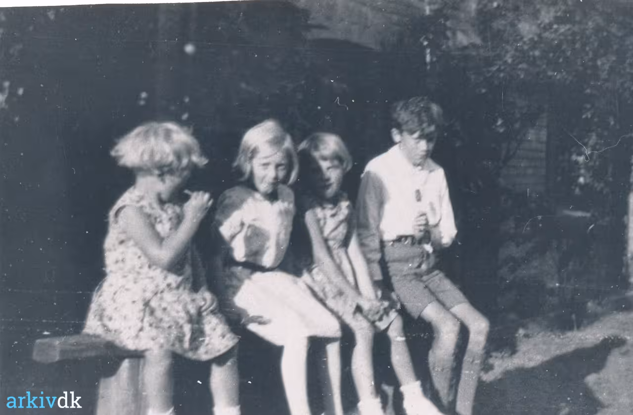 arkiv.dk | 4 børn i haven ved Brylle Skole.