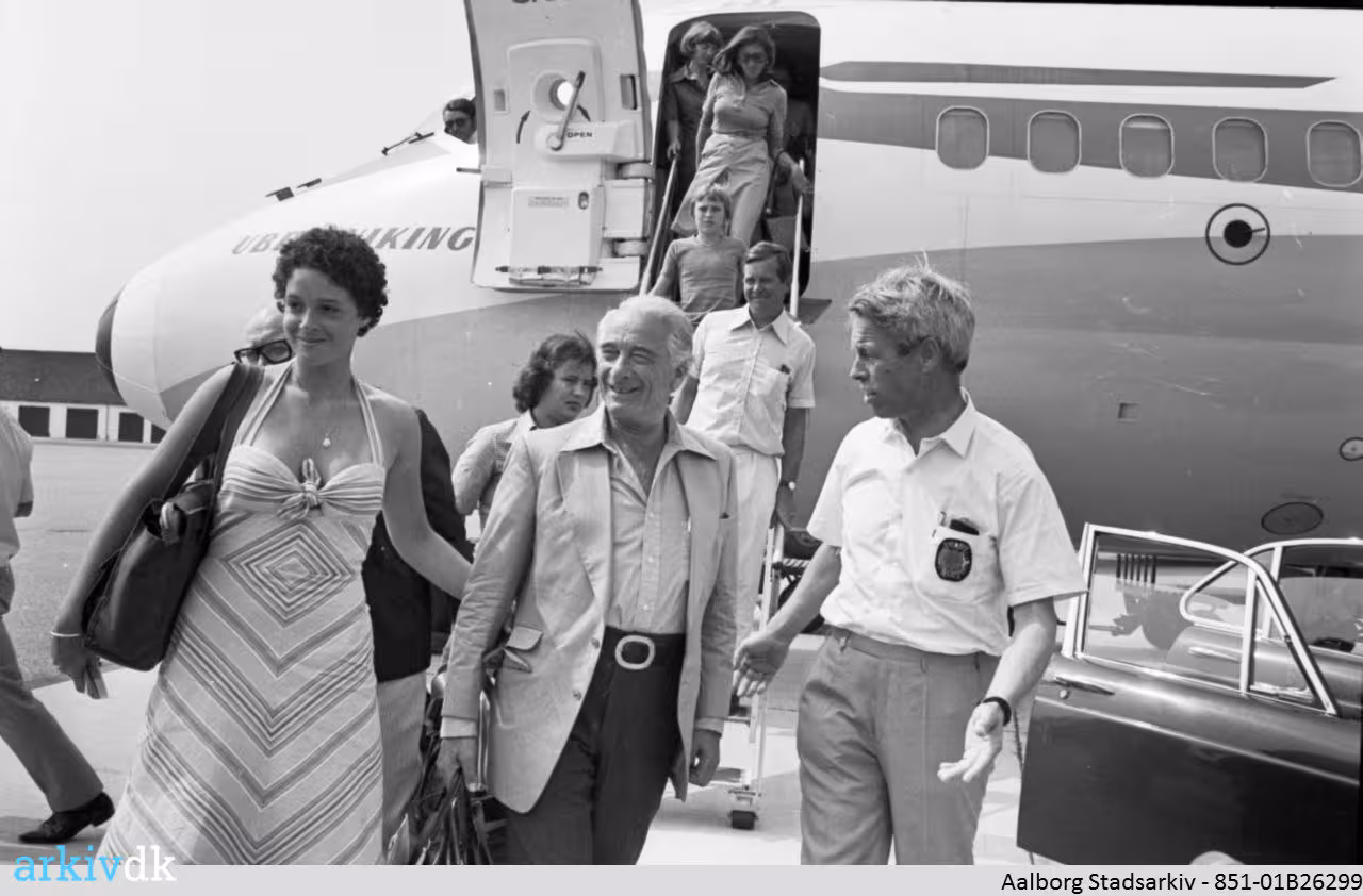 arkiv.dk | Victor Borge og datter Frederikke modtages i Aalborg ...