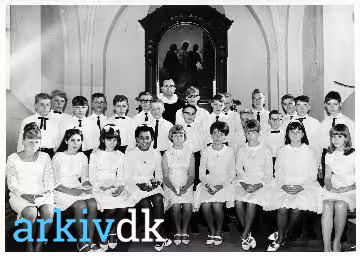 arkiv.dk | Konfirmation. Konfirmander i Herstedvester Kirke med pastor Vedtofte. (1966)