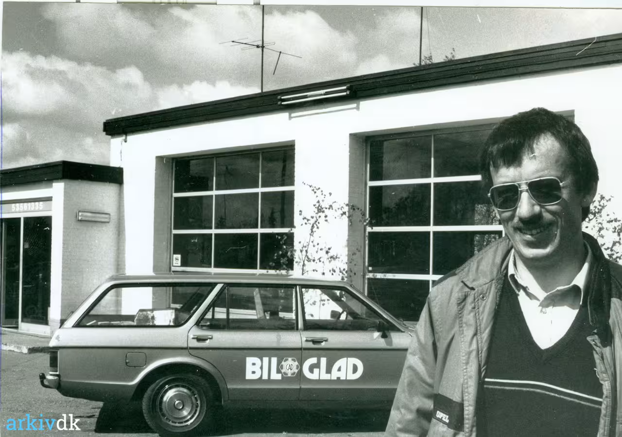 arkiv.dk | Dirch Glad foran sit værksted, Slagelsevej i Ruds Vedby