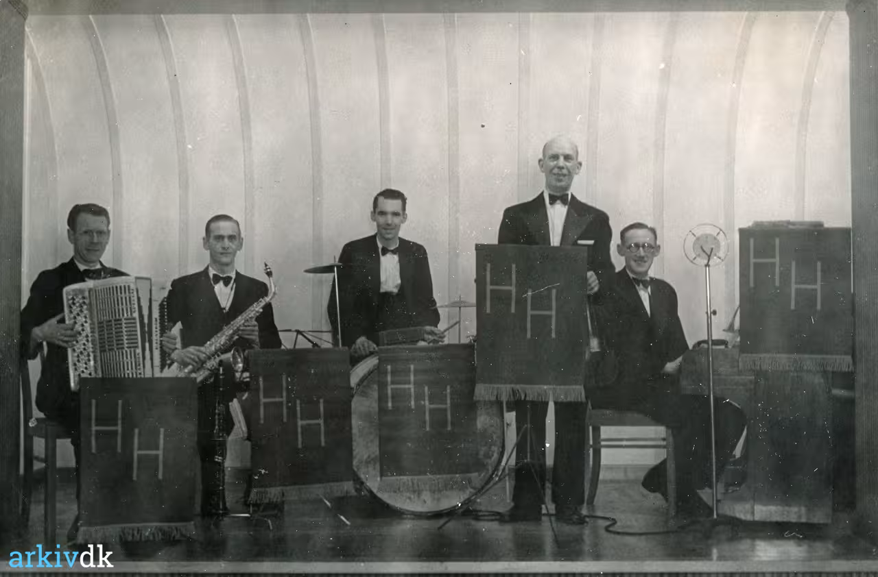 arkiv.dk | Et orkester spiller i Pavillionen i Sdr. Anlæg