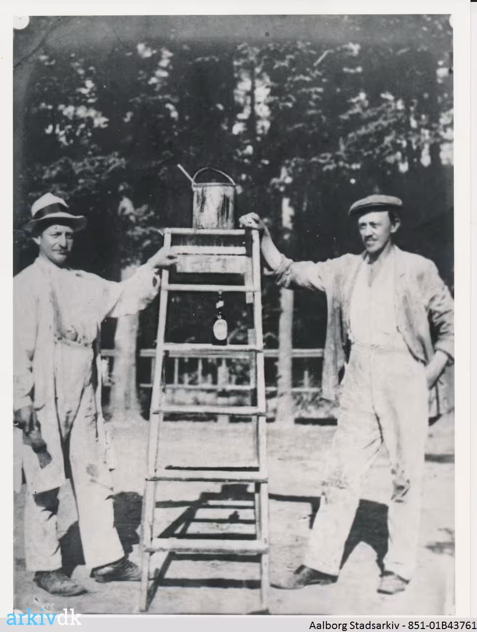arkiv.dk | Sørensen, Anton, t.v. og Nielsen, Marinus, malersvende stående ved en stige, Tolne ...