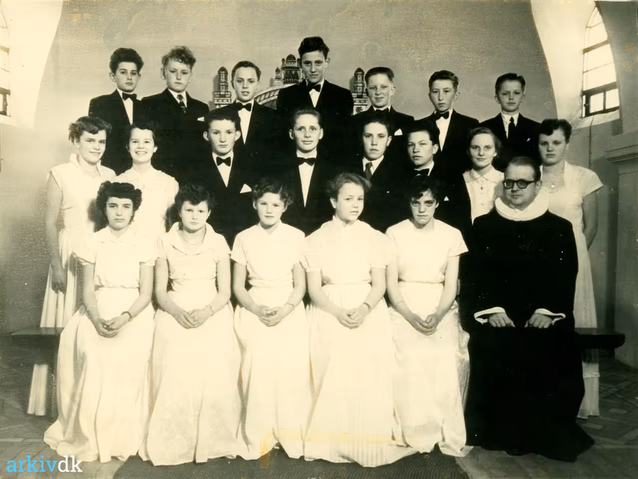 arkiv.dk | Konfirmander fra Skovlund 27. marts 1955.