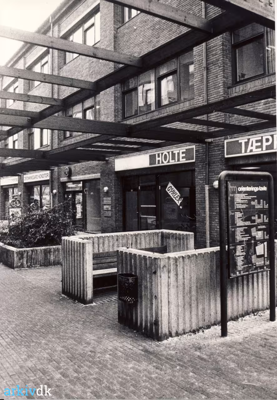 arkiv.dk | Motiv:Holte Midtpunkt. Holte Tæpper. med cykler i udstillingsvindue og Dronninggård ...