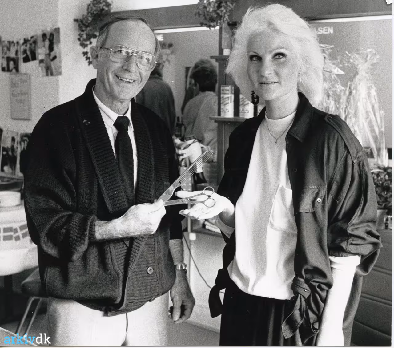 arkiv.dk | Frisørmester Jørgen Ingemann Poulsen overdrager sin forretning til datteren Kirsten ...