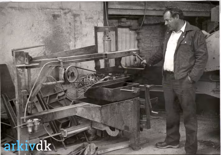 arkiv.dk | Fabrikant Georg Lindemann viser rundt på Rynkeby Cementstøberi