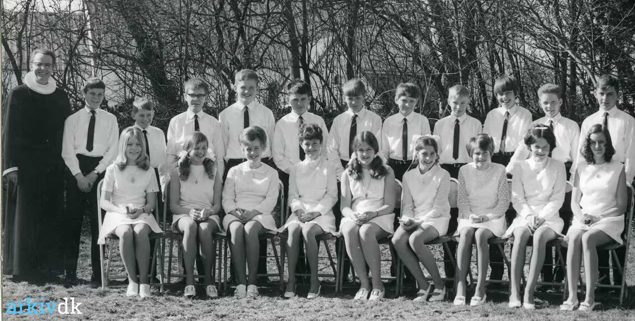 arkiv.dk | Foto af konfirmander ved pastor Frøkjær-Jensen, Fur kirke den 19. april 1970