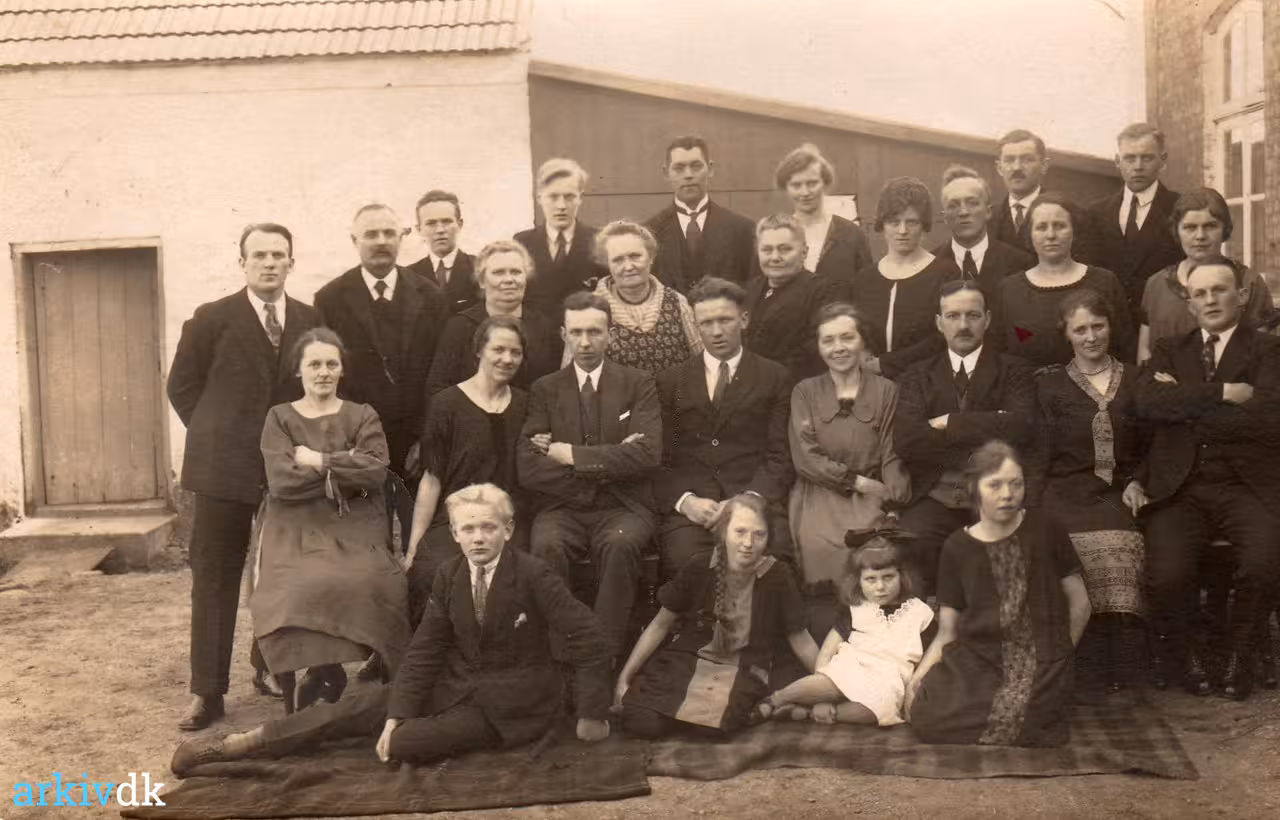 arkiv.dk | Terpagergård f.v.2.Elna Andersen-Anna Andersen-Peder Andersen(Peppe)