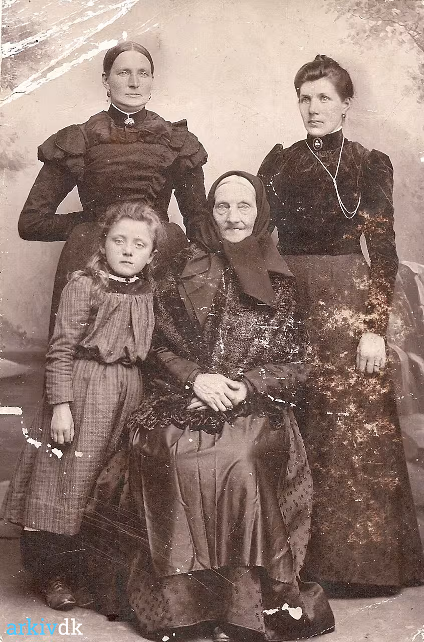arkiv.dk | Fire generationer fra Houmaavej 23, Stenhule, 1898.
