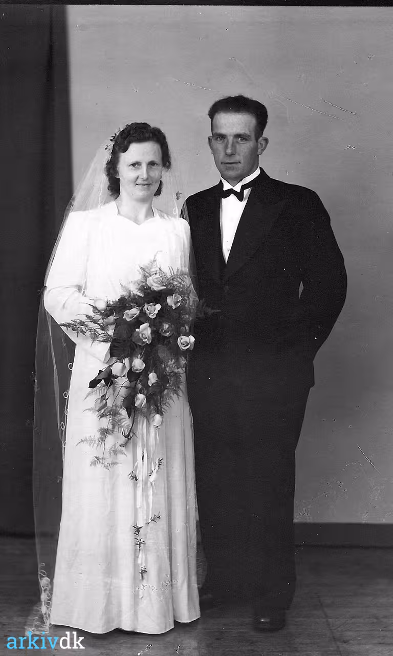 arkiv.dk | Brudebillede af af Ella Marie Jensen og Peder jensen, Houdamvej 27, Sommerlyst, 1946-52