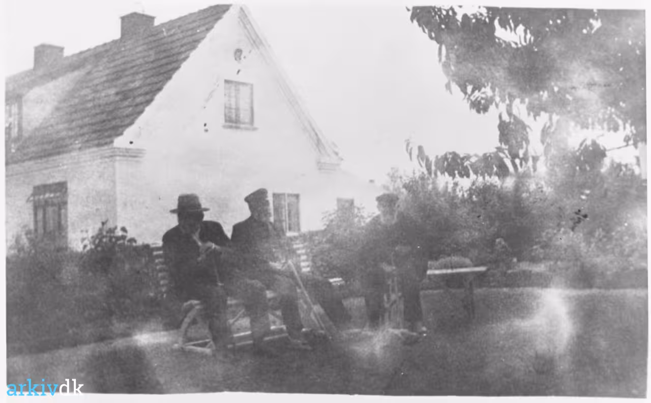 arkiv.dk | Hygge på havebænken - Hejls Landevej 40