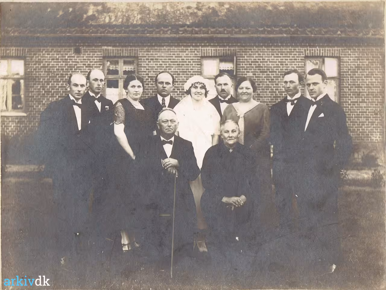 arkiv.dk | Gdr. Lars Nielsen og hustru Marie Nielsen, Lystrup med børn, 15. juli 1926