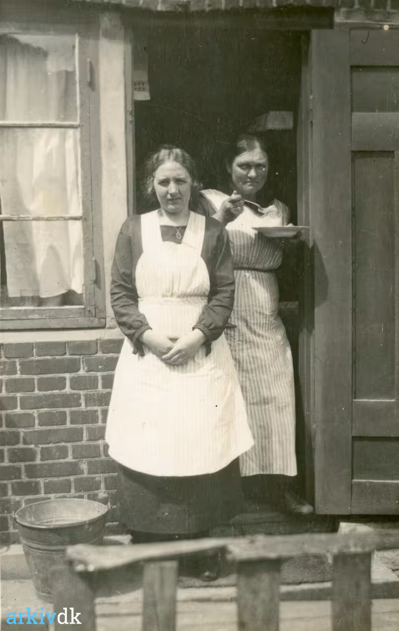 arkiv.dk | Elna Helene Nielsen (1903-) og Kirstine Marie Nielsen (1875-), Søgade 4, ca. 1925