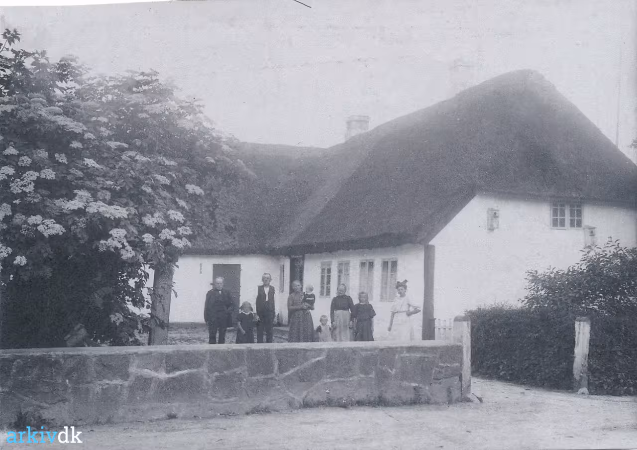 arkiv.dk | Familien Rasmussen står foran deres hus på Krengerupvej 38