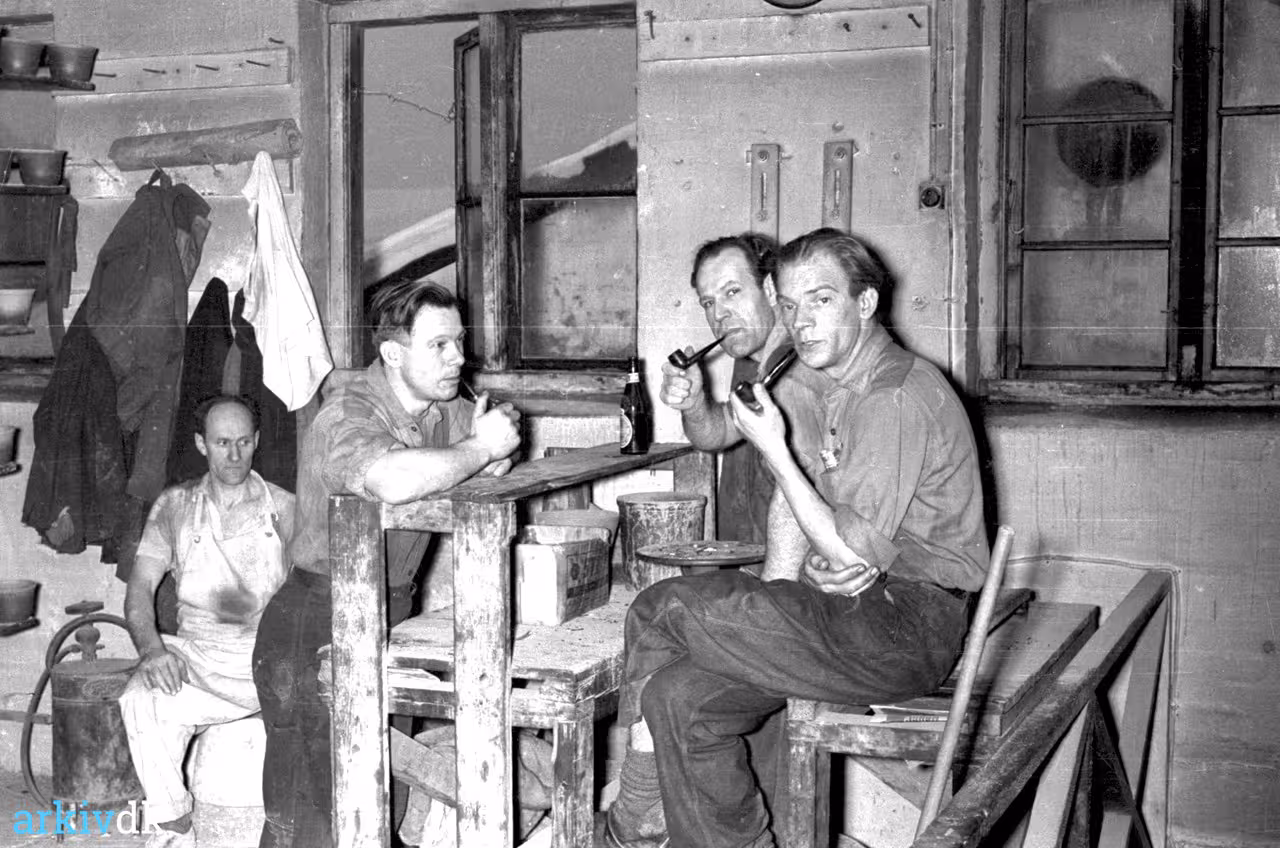 arkiv.dk | Brack Lervarefabrik Rygepause Åge Bohlet Poul Anker Pedersen ...