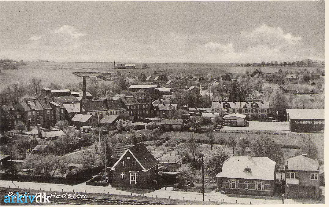 arkiv.dk | Hadsten set mod syd fra midt i 1950 -erne. I baggrunden anes ...