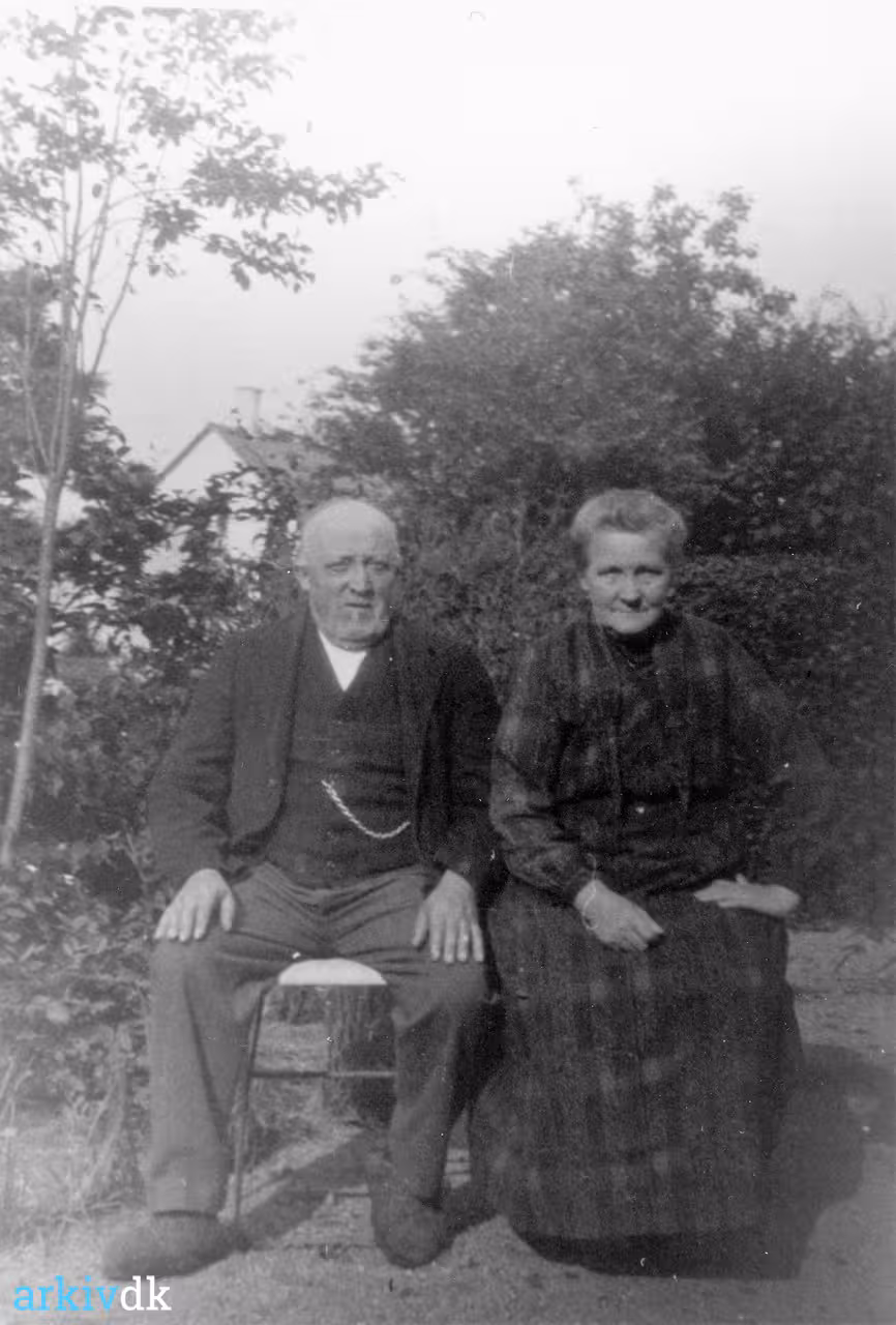 arkiv.dk | Smed Rasmus Chr. Rasmussen og hustru Marie, Kærhavegård i Nr. Lyndelse.