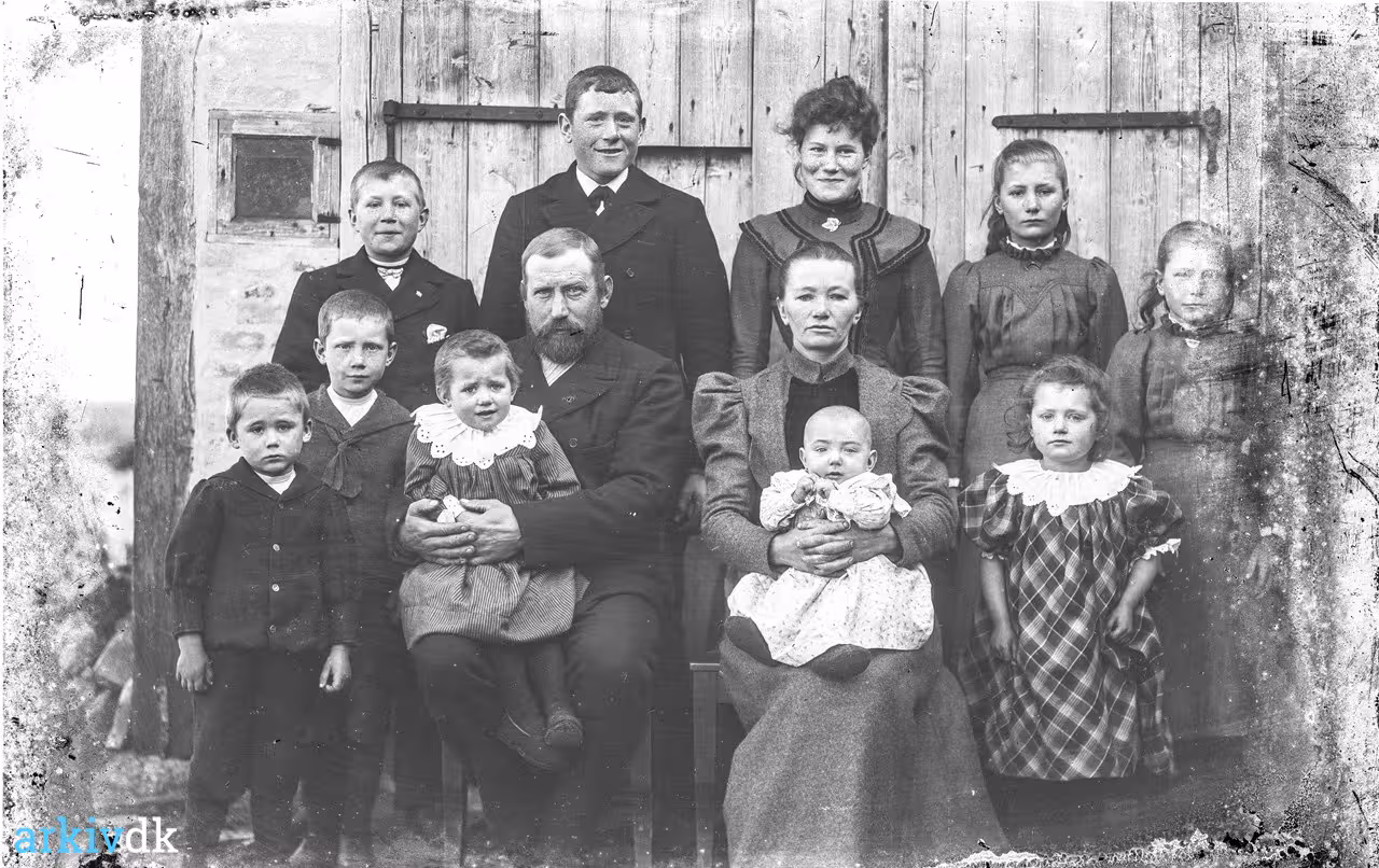 arkiv.dk | Mathilde og Anders Peter Andreasen med børneflokken, i Ulsted inden afrejse til Amerika.