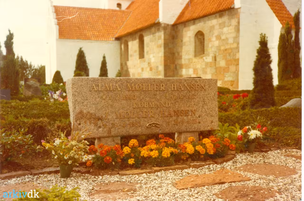 arkiv.dk | Gravsten over Alma og Jens Møller Hansen