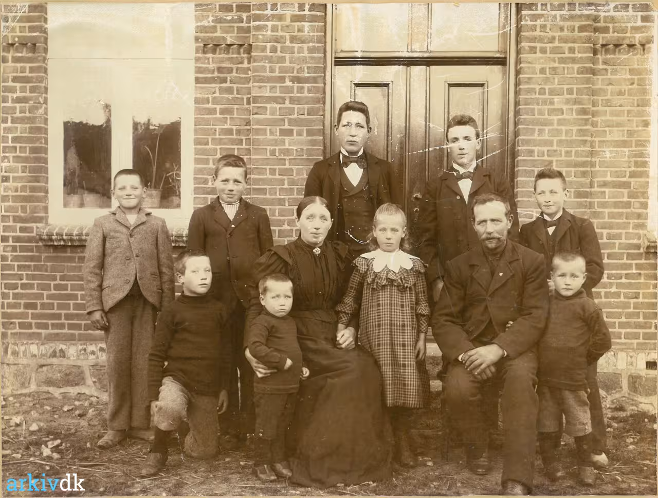 arkiv.dk | Mariane og Peder Skødebjerg Kristensen, Ullerup med 9 børn 1905