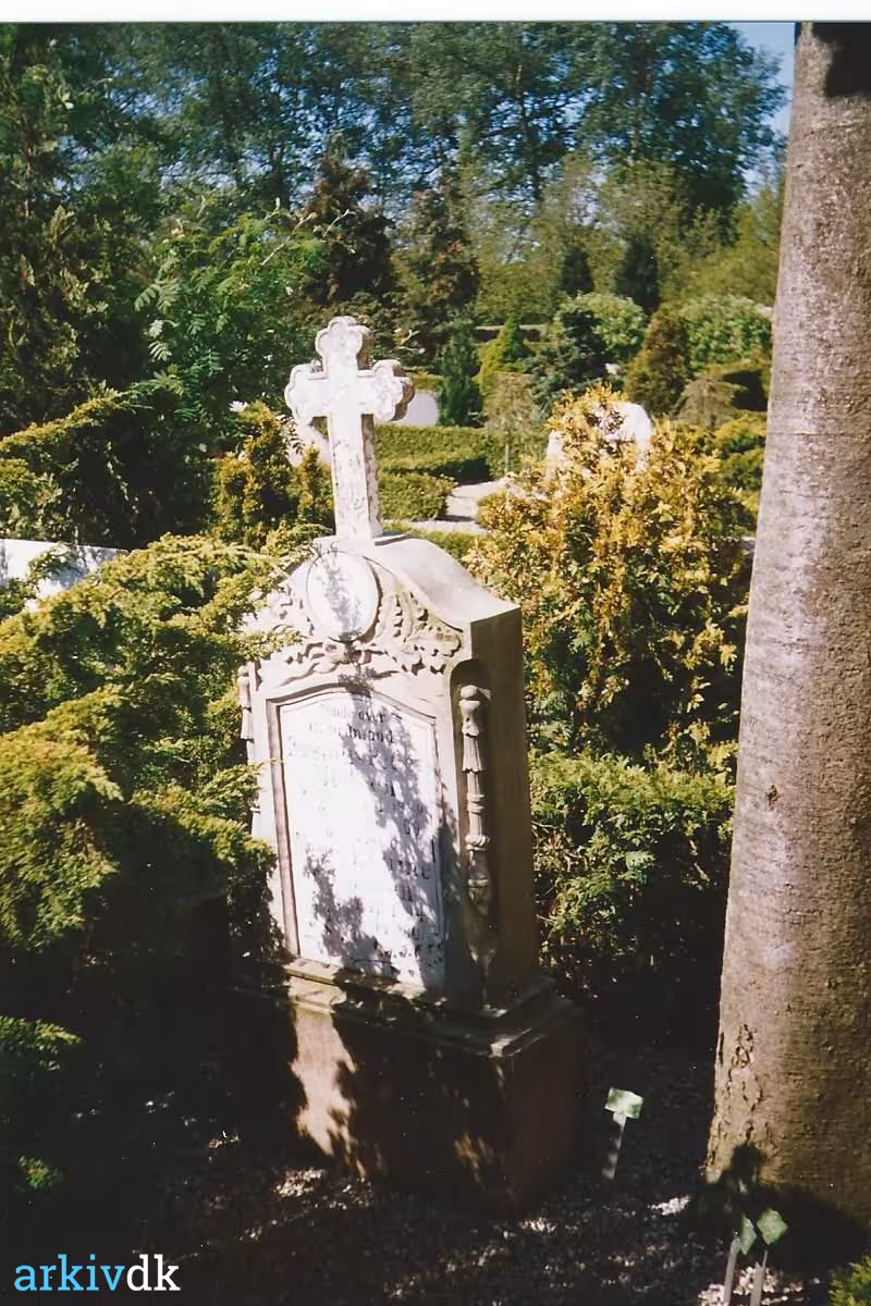 arkiv.dk | Billeder af tre gamle gravsten fra Hatting Kirkegård