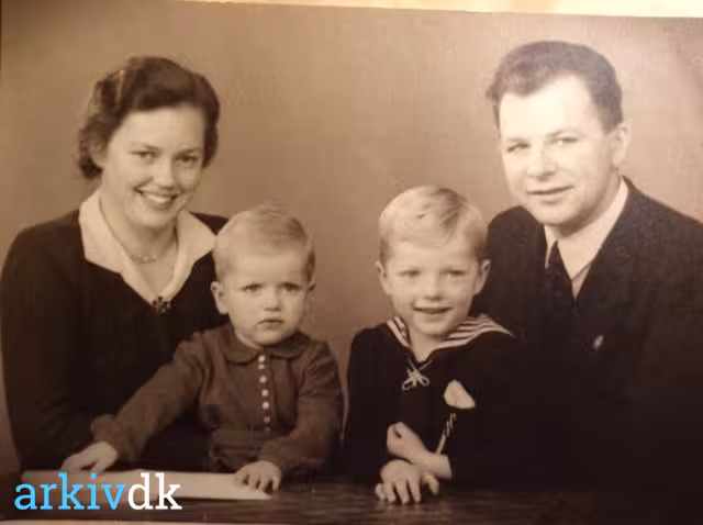 arkiv.dk | Sognepræst Frode Valdemar Gaarn Larsen med familie, Kongerslev