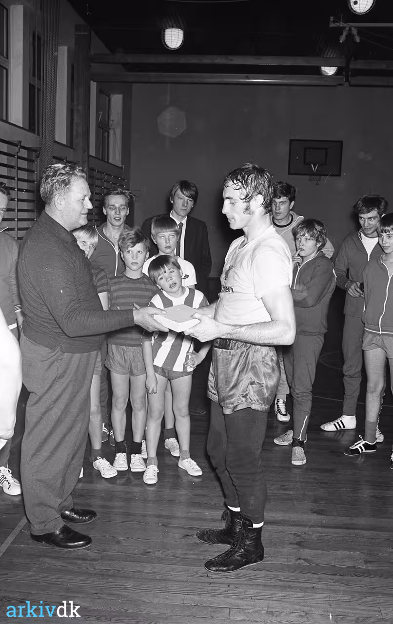 arkiv.dk | Tom Bogs deler næser ud i Taastrup