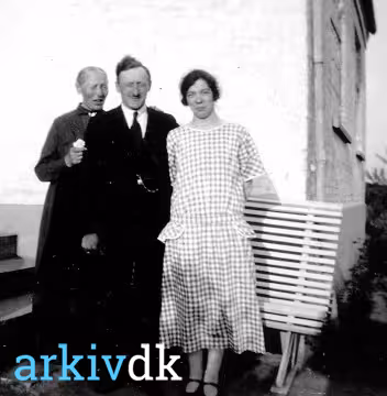 arkiv.dk | Kirstine Espensen med svigersønnen Niels Nielsen og datteren Erna o.1925.