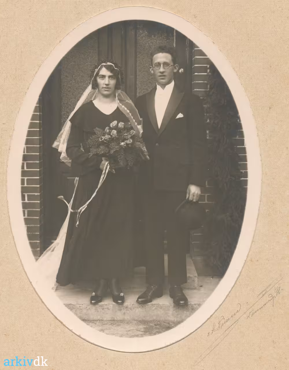 arkiv.dk | Bryllupsbillede af Johanne og Johannes Madsen, viet i Tommerup Kirke 1932.