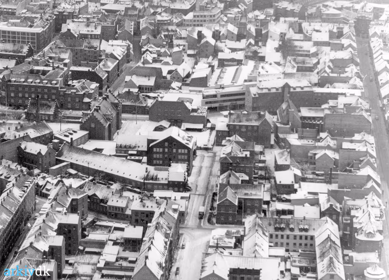 arkiv.dk | Luftfoto - Klostervej mod syd Vinterbillede af Klostervej, Slots- gade og Kongensgade.
