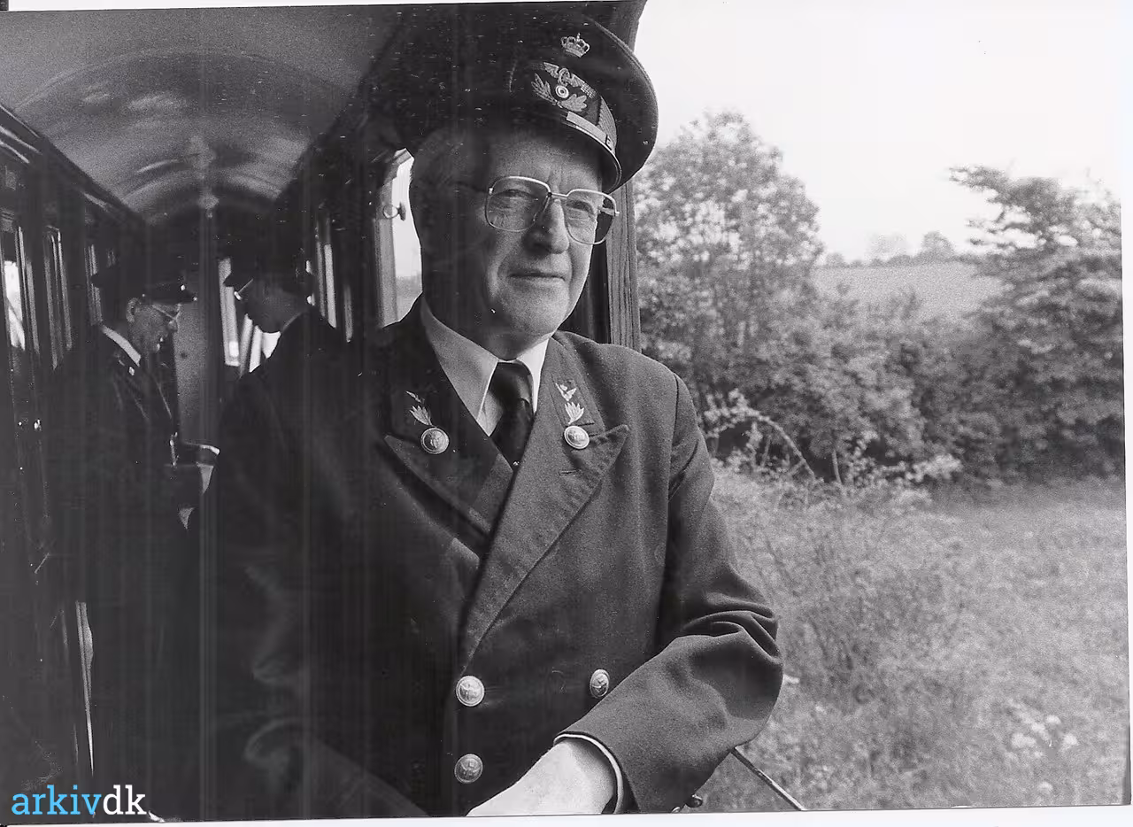arkiv.dk | Byjubilæet i 1984. installatør Ejvind Stolberg-Rohr i jernbaneuniform