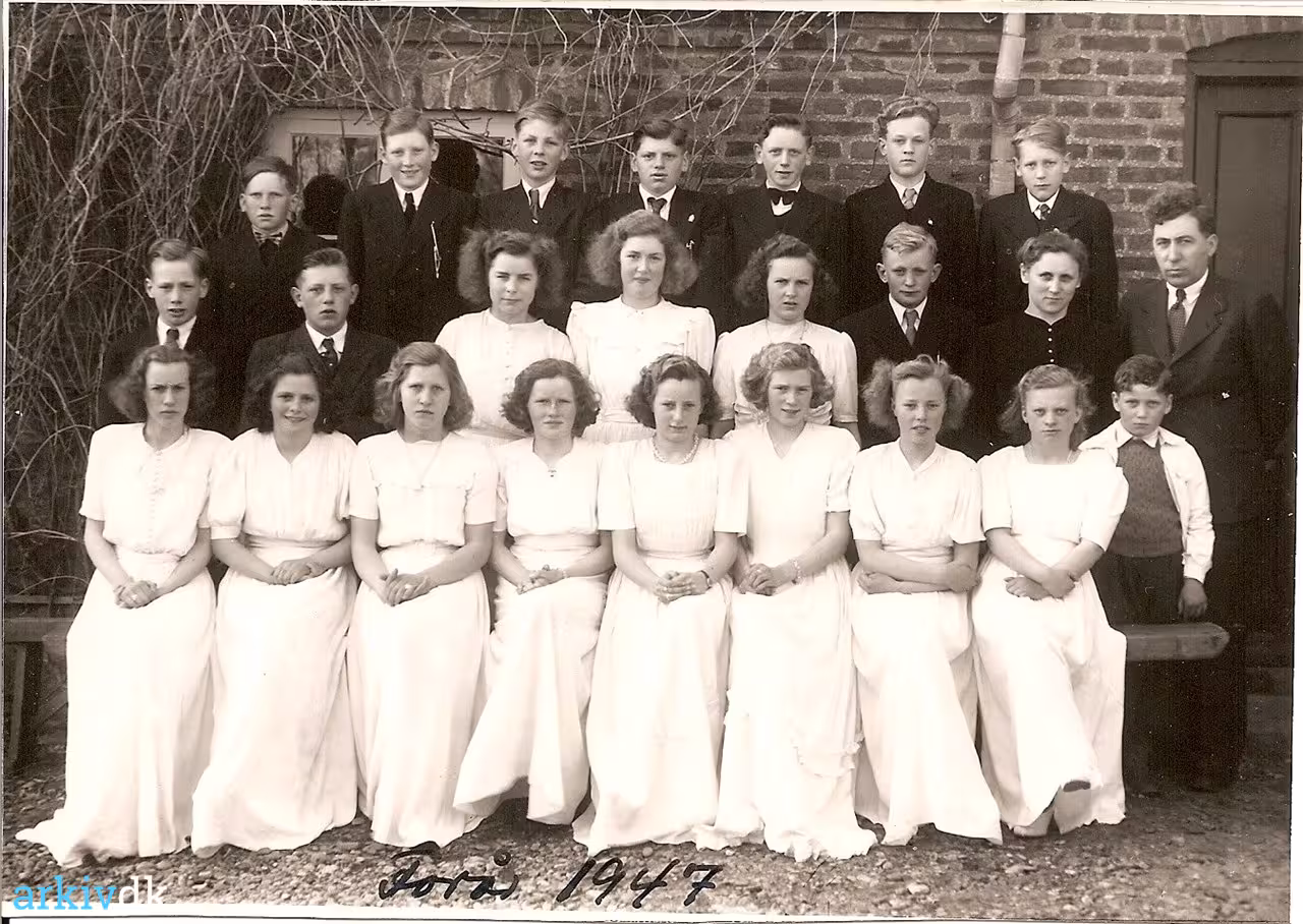arkiv.dk | Konfirmationsbillede Forår 1947