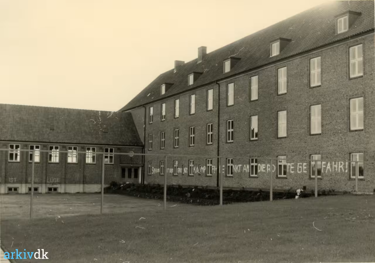 arkiv.dk | Hærværk mod danske bygninger i Slesvig Gottoroskolen bemalet med ordene: mit den ...